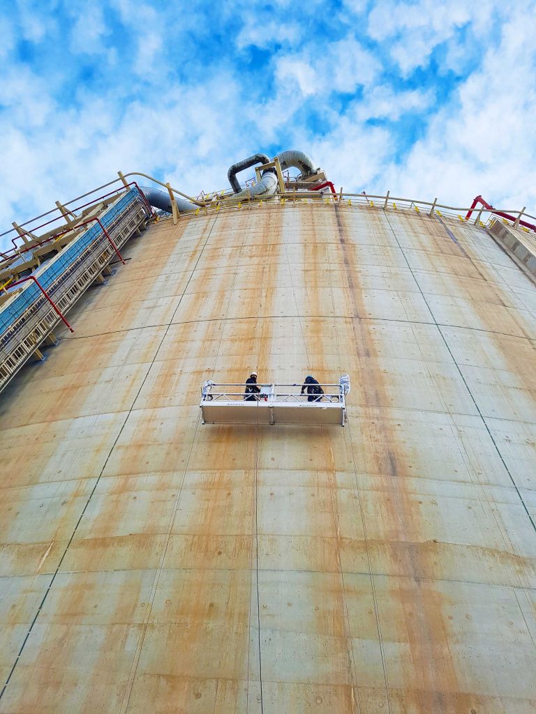 KOMPLET suspended platform for liquefied gas (LNG) tank maintenance